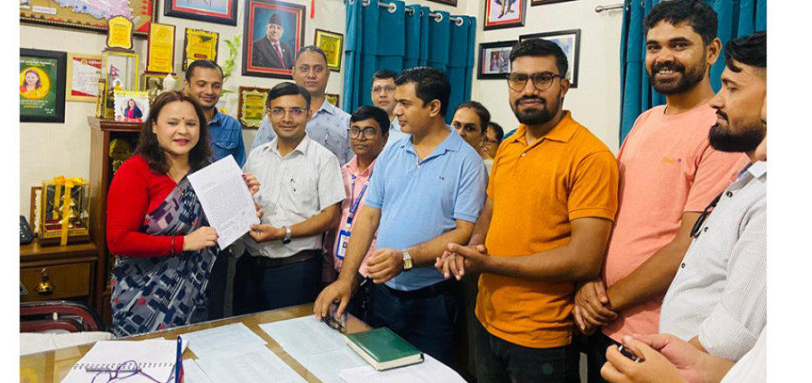 Municipal staffers on pen-down strike