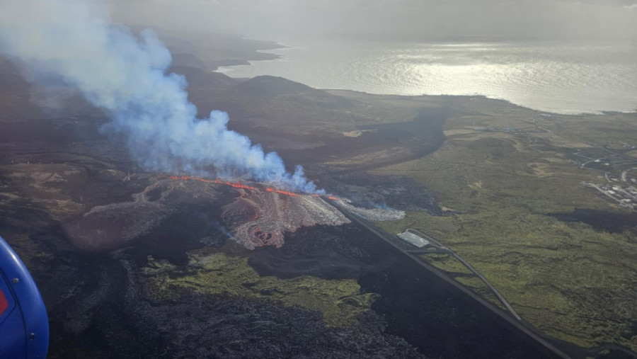 Volcano erupts in Iceland, triggering tourist evacuation